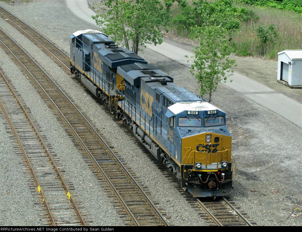 CSXT GE ES44AC's 949 & 884